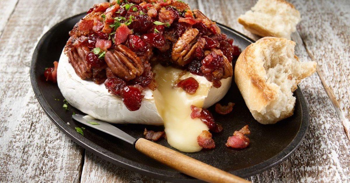 Melted brie with cranberries, bacon and pecans | Olymel